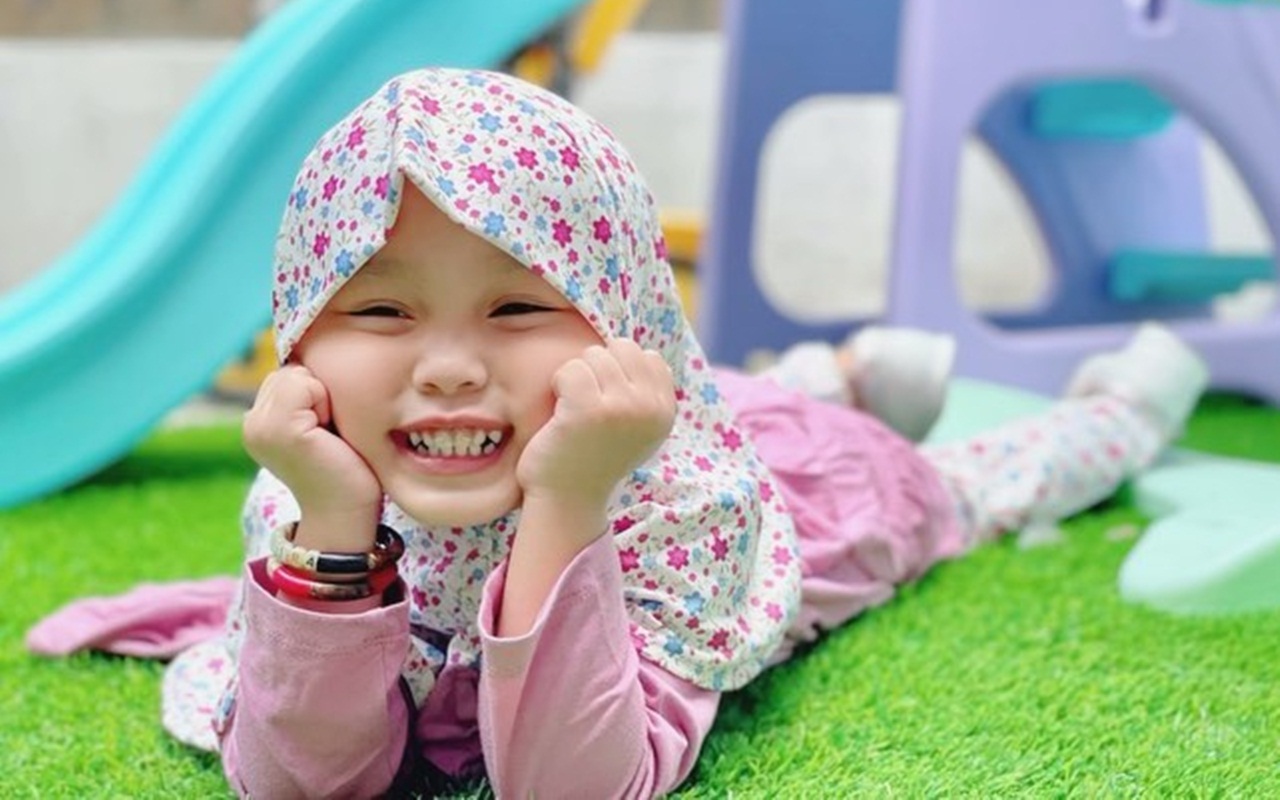 Fasih Bahasa Baku Umur 3 Tahun, 10 Potret Berjilbab Shabira Alula ...