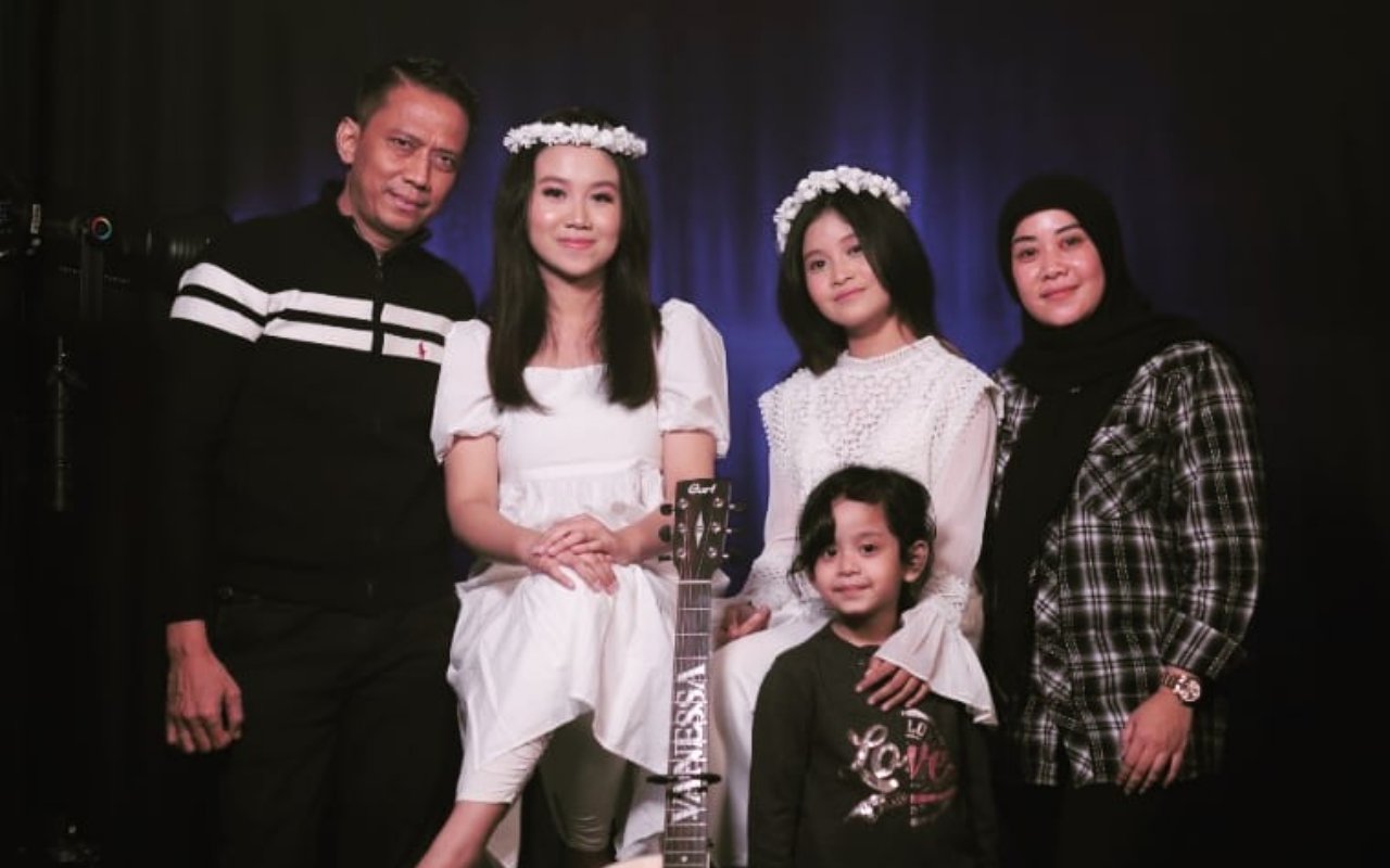 Foto Lawas Doddy-Mayang cs Pakai Baju Ala Bali Viral, Isu Utang 35 Juta ...