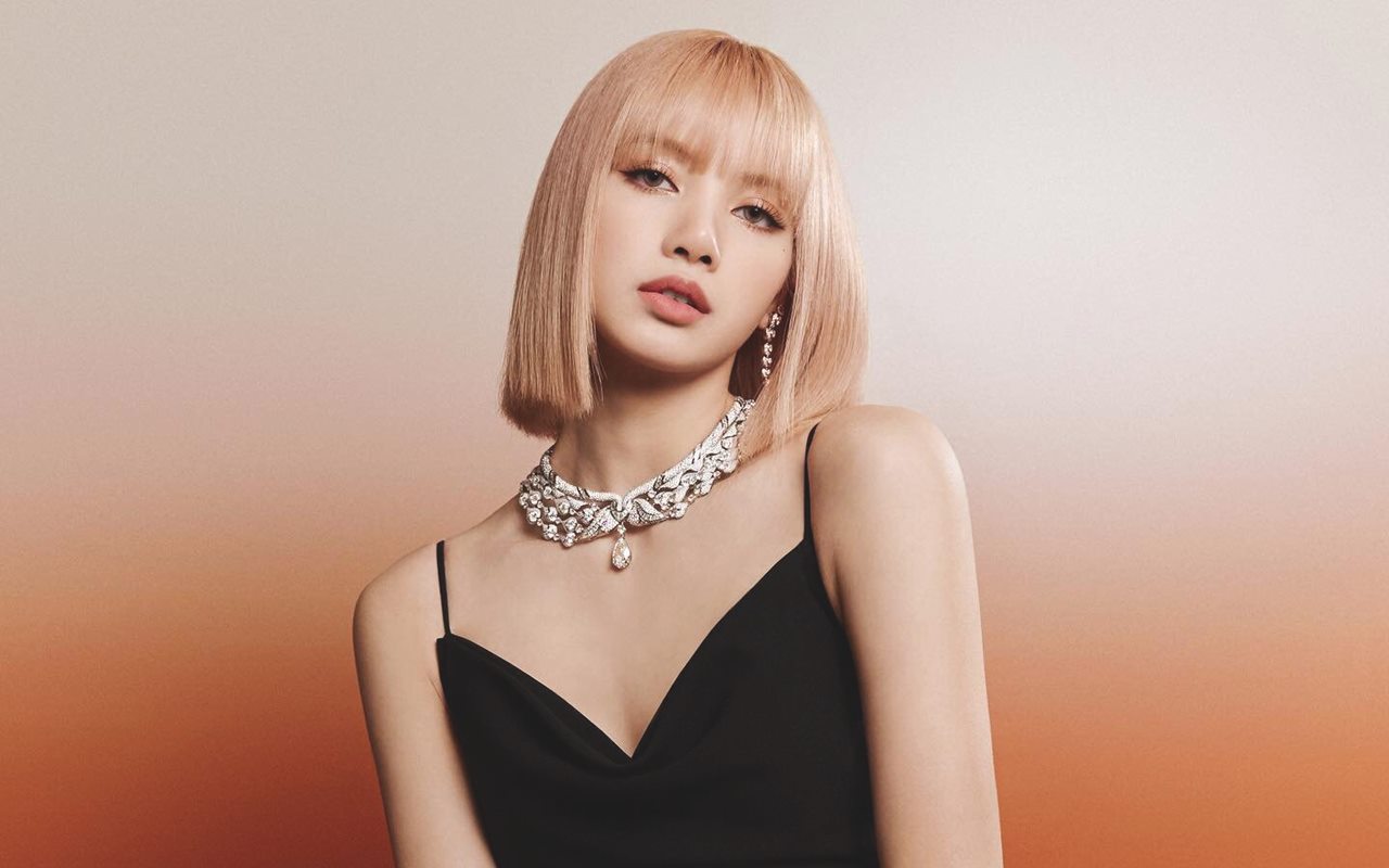 Visual Tak Nyata, Lisa BLACKPINK Bak Boneka di Pemotretan Baru