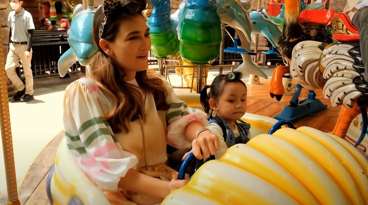 Lala temani Luna naik komedi putar