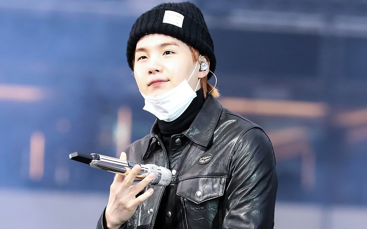 Ganteng Banget, Gaya Keren Suga BTS Saat Sound Check Konser Bikin Oleng