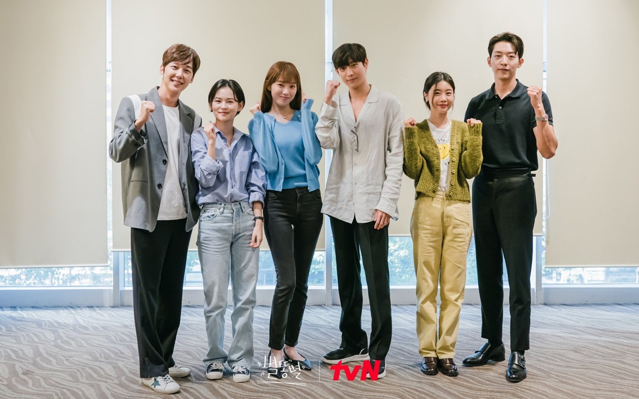 Lee Sung Kyung & Kim Young Dae Cs Isyaratkan Ribetnya Dunia Hiburan di Poster Baru 'Shooting Stars'