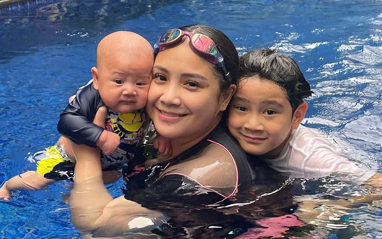 Video Nagita Slavina Bareng Rafathar Bayi Disandingkan dengan Rayyanza, Wajah-Tingkah Sama Persis