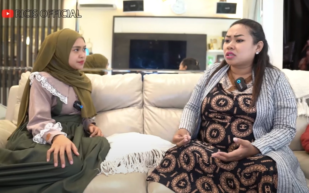 duo bumil saling ngobrol