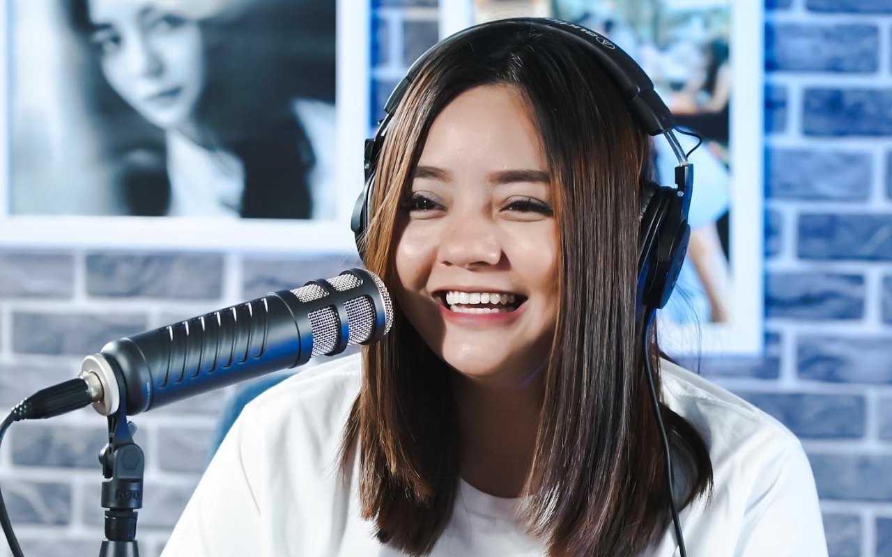 Gita Sinaga Hampir Jadi Ateis, Begini 10 Potret Cerahnya Pamer Senyum Manis