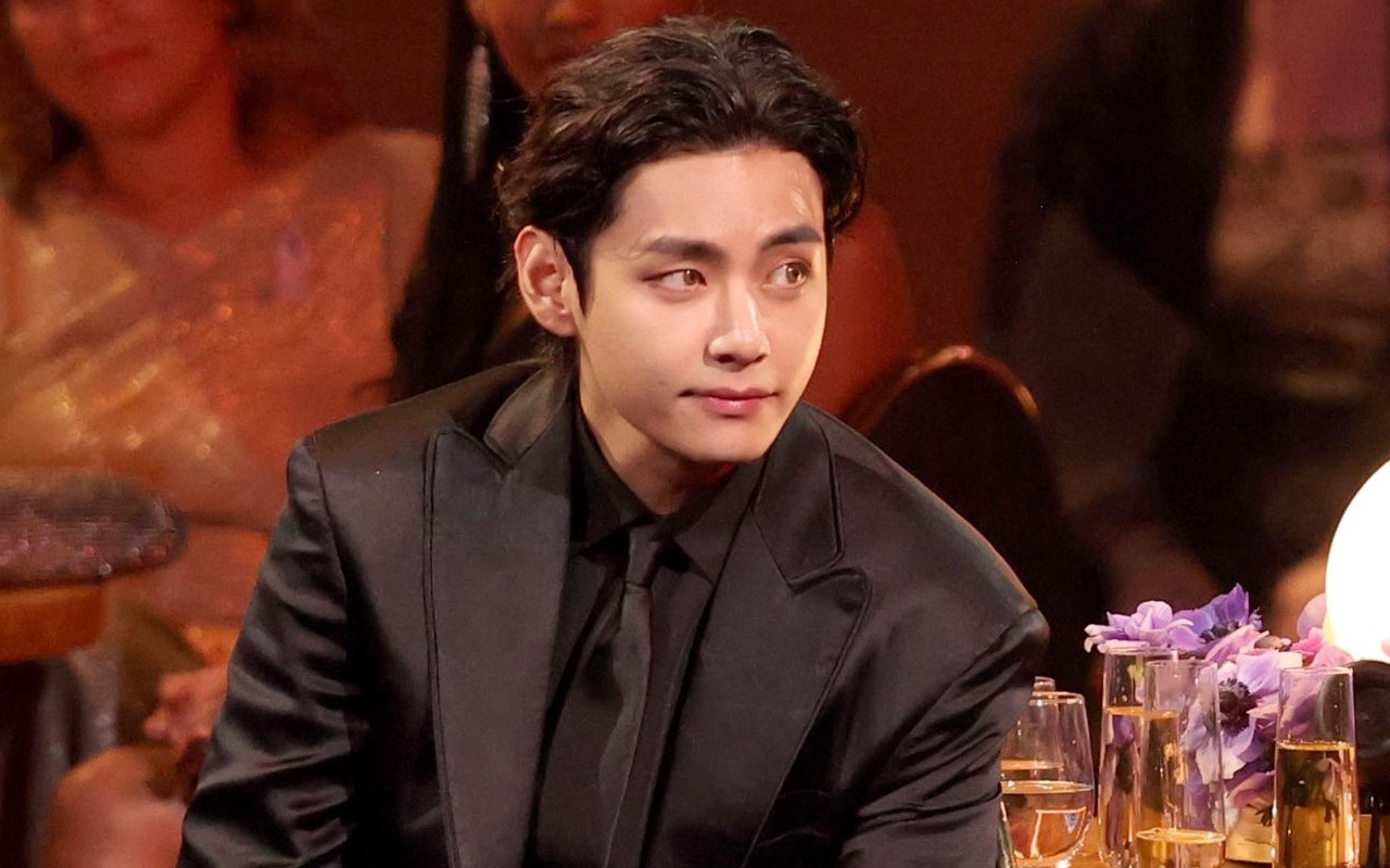 Beredar Foto V BTS Merokok di Grammy Awards 2022