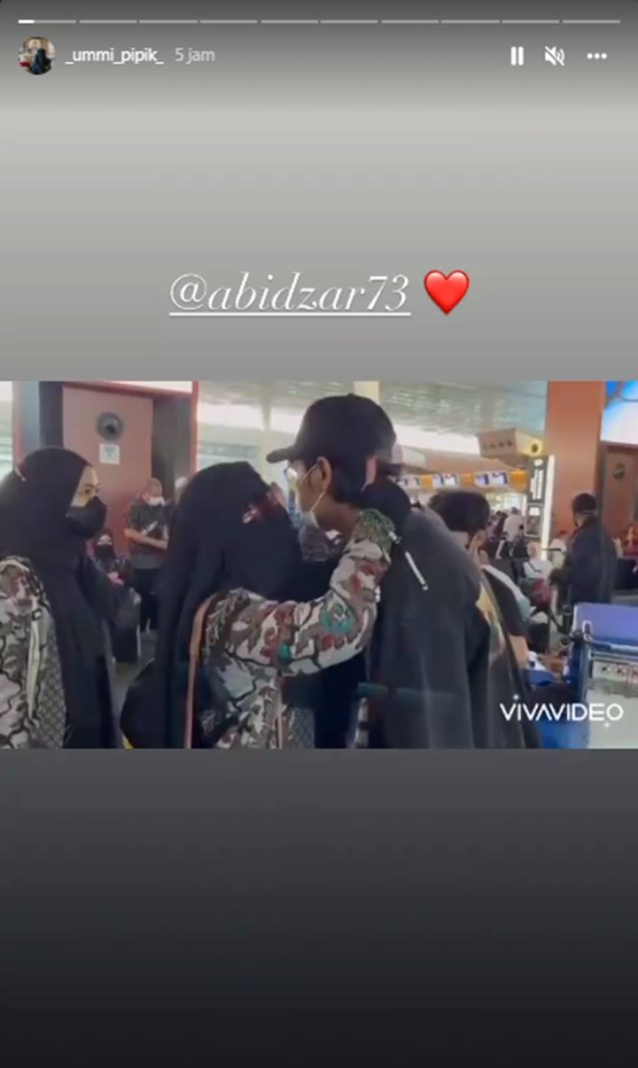 Umi Pipik Berangkat Umrah, Peringatkan Abidzar Al-Ghifari Agar Jaga Diri