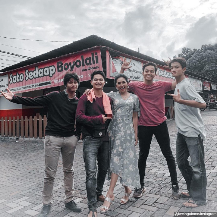 Lawan Main Mayang Debut Film, 10 Potret Kevin Gutomo Kini Dewasa Dan ...