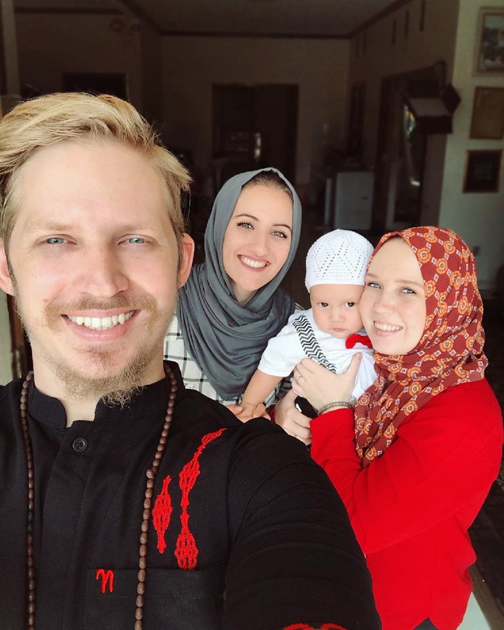 Family Man, 10 Potret Daood Abdullah Personil Debu Yang Terlibat ...