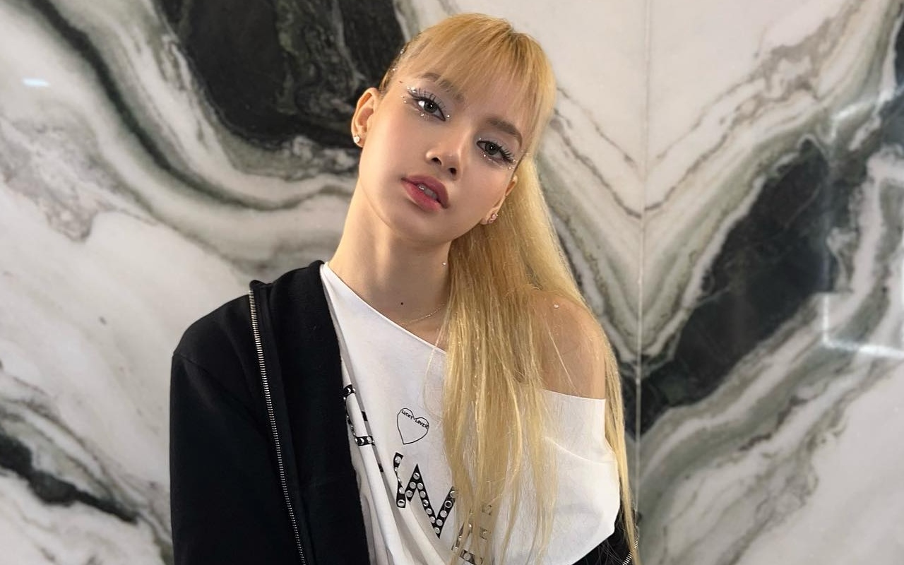 Rayakan Ultah Ibunda, Gaya Sederhana Lisa BLACKPINK Curi Perhatian
