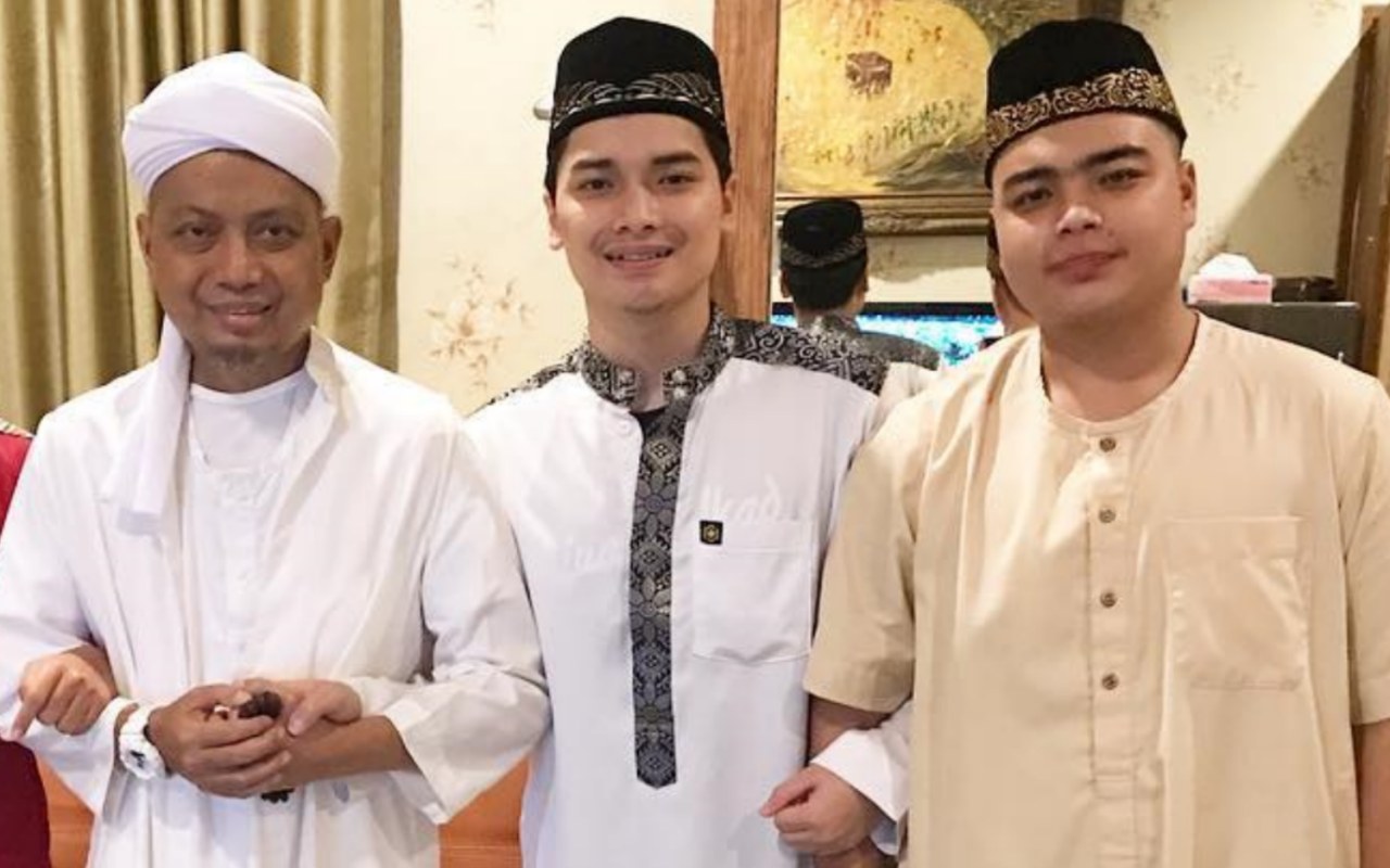 Ziarah, Alvin Faiz Tulis Pesan Menyentuh untuk Mendiang Ayah dan Adik ...