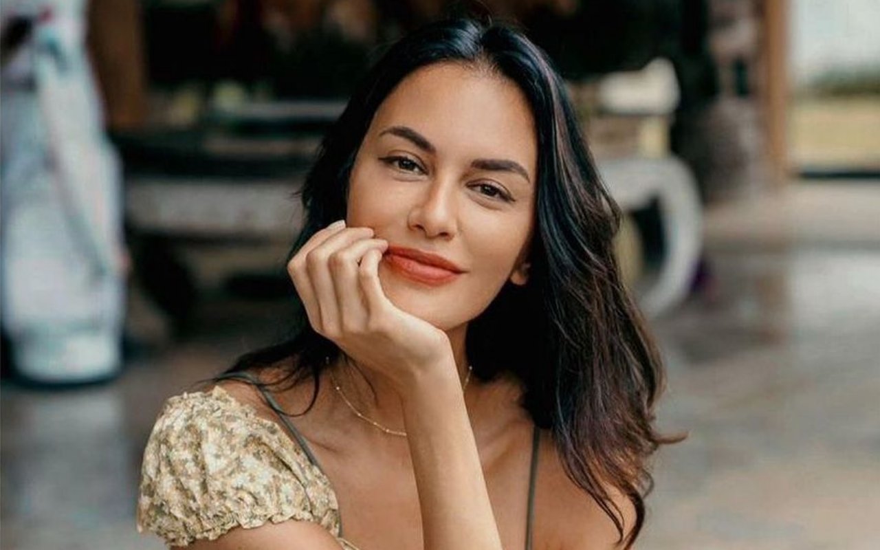 Sophia Latjuba Pamer Foto Seksi Berbikini Bikin Fans Iri, Dipuji Awet Muda