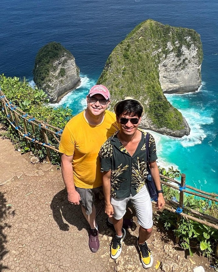 Diundang Podcast Deddy Corbuzier, 8 Potret Ragil Mahardika Mudik Ke Indonesia