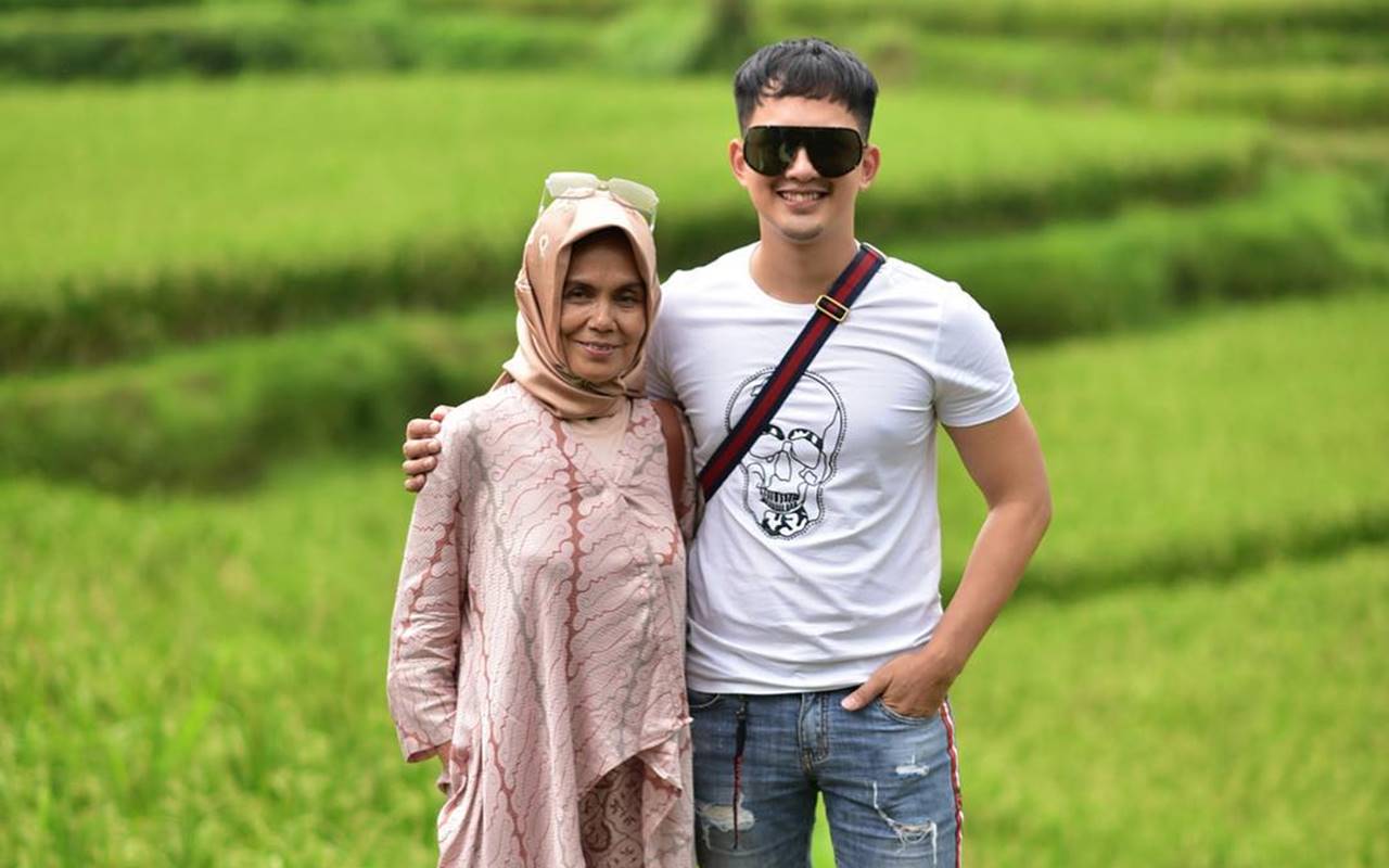 Kiki Farrel Jatuh Pingsan Di Samping Jenazah Ibunda, Isak Tangis Keluarga Pecah