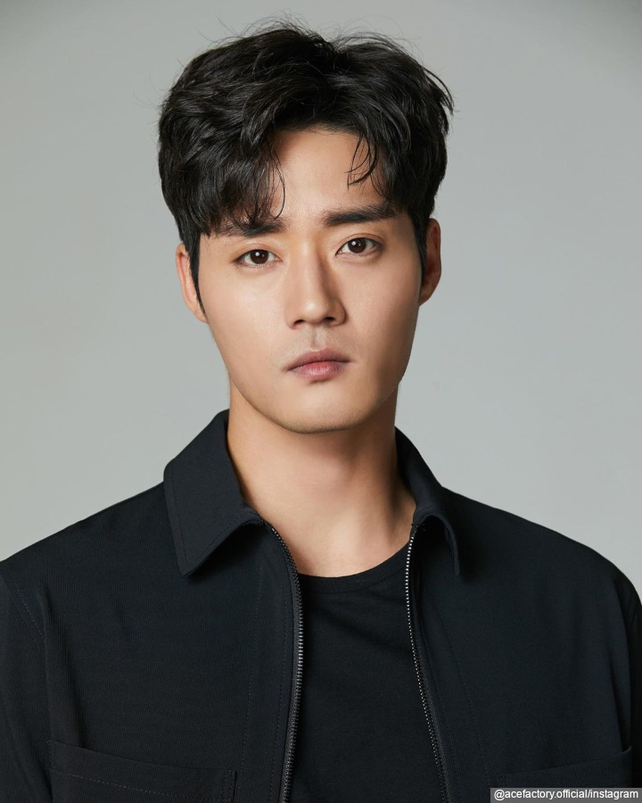 Jadi Suami Seo Ye Ji di 'Eve', Intip 10 Potret Karismatik Lee Ha Yul