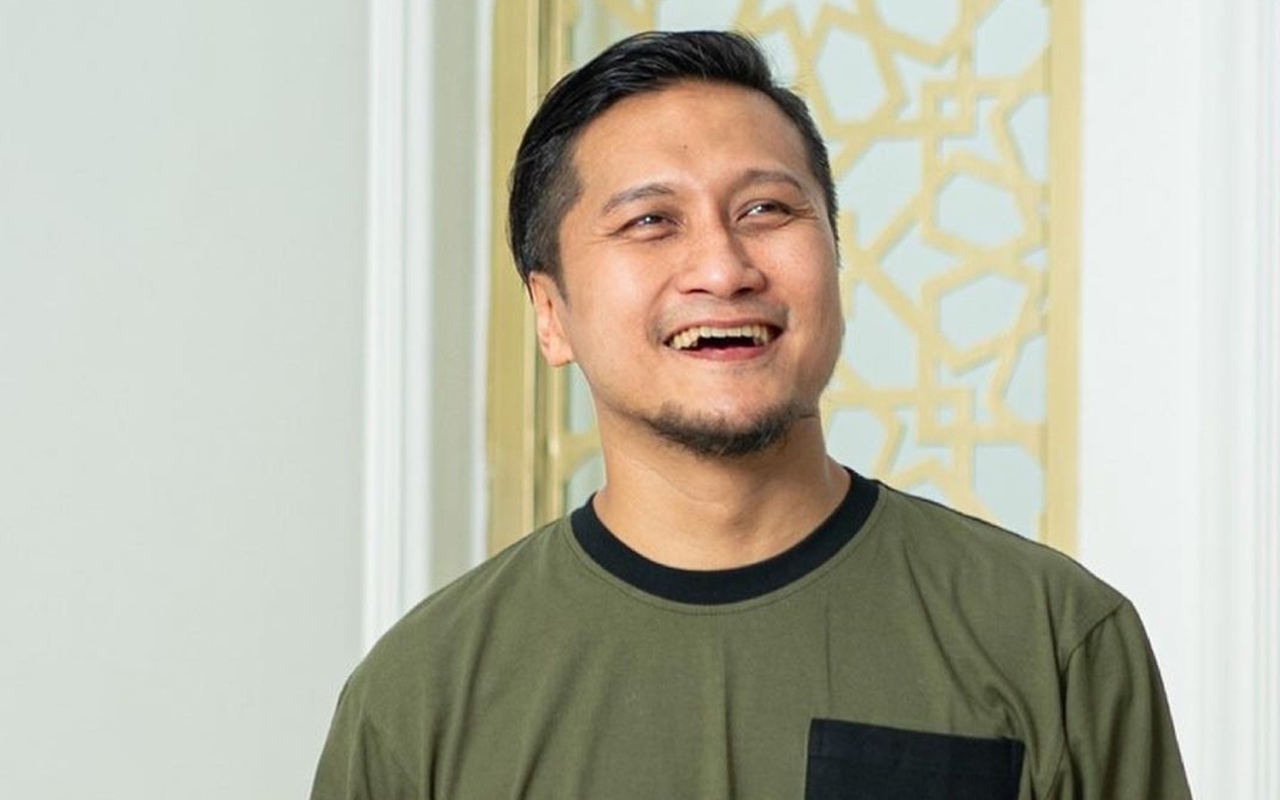 Arie Untung Pamer Foto Lawas Saat Jadi DJ, Gaya Rambut Jadi Sorotan