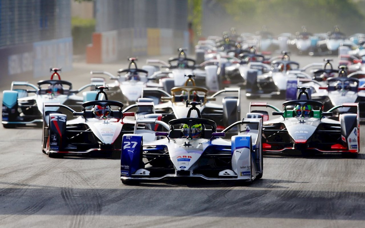 Penjelasan Panitia dan Jakpro Usai Atap Tribun Formula E Roboh ...