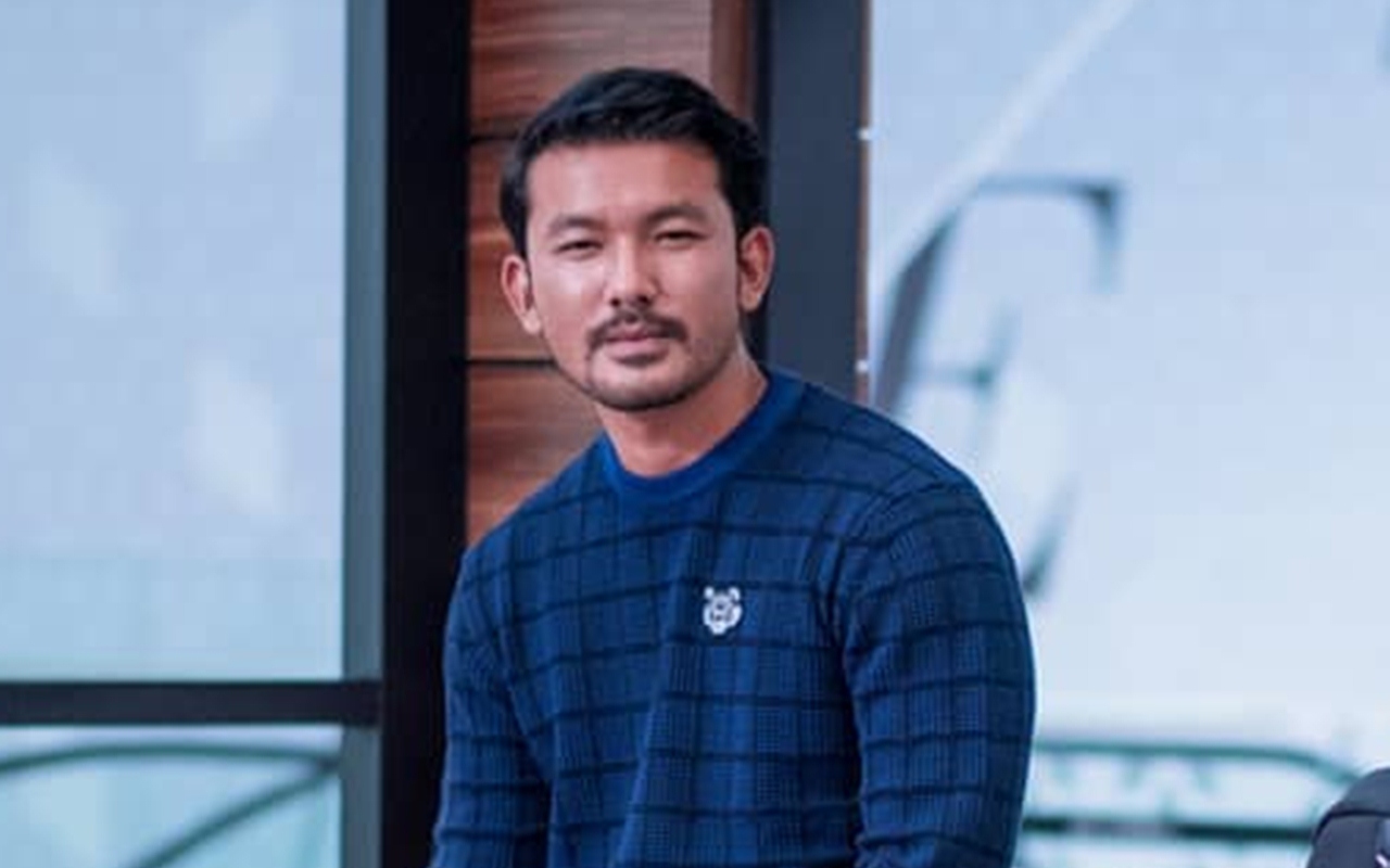 7 Potret Kece Rio Dewanto, Disebut 'Cosplay' Bodyguard Artis Luar Saat ...