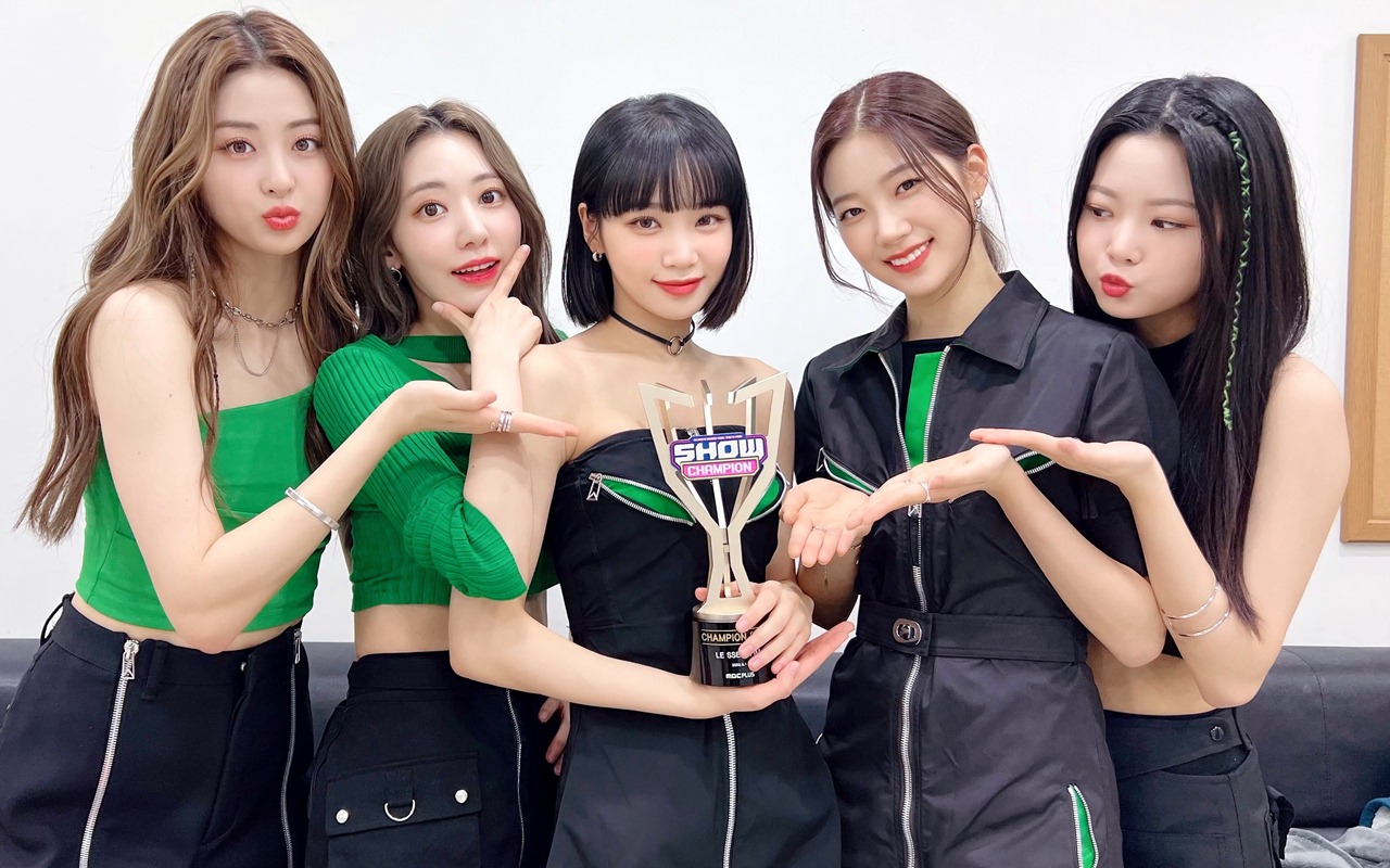 Punya Bodi Ramping, Abs Member LE SSERAFIM Saat Tampil di Acara Musik ...