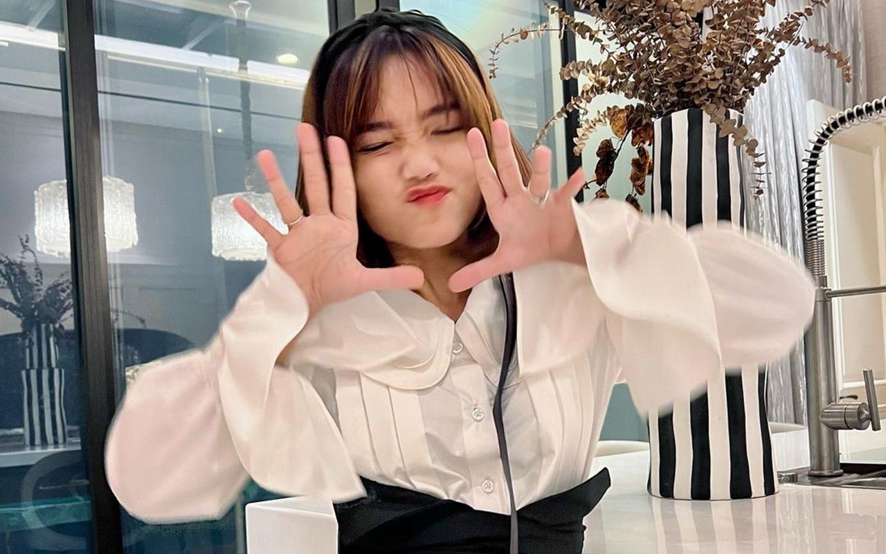 Heboh Bocah Perempuan Mirip Fuji Jadi Viral, Plek Ketiplek Banget ...