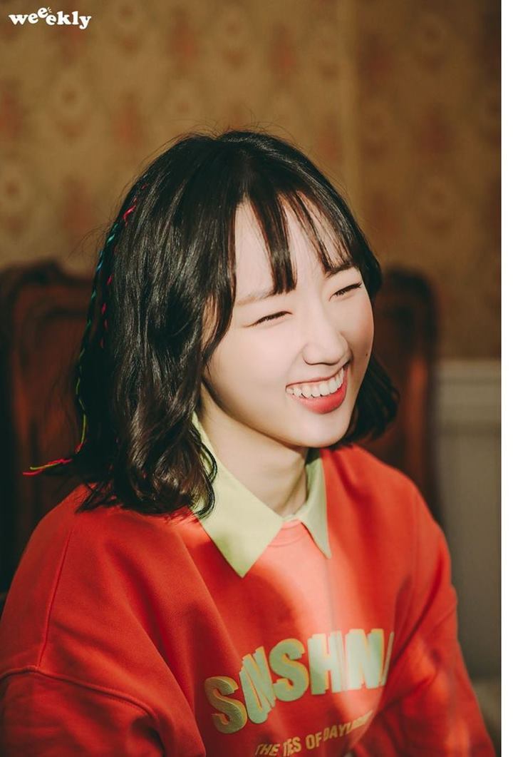 10 Potret Ceria Jiyoon, Resmi Keluar Dari Weeekly Usai Hiatus