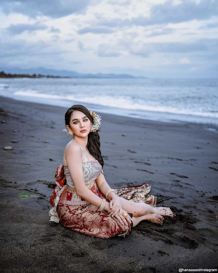 Pose Keren di Pantai