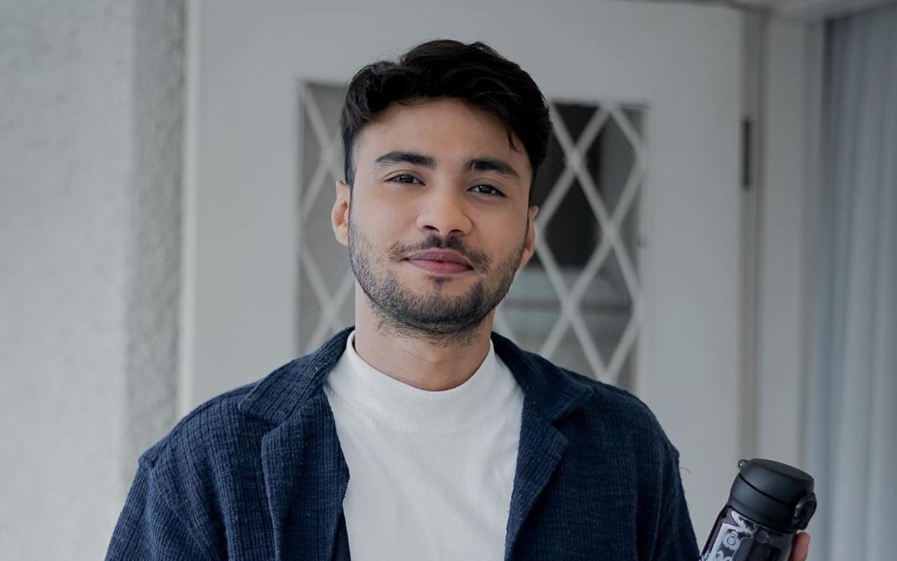 Refal Hady Tuai Protes Usai Foto Bareng Selebgram Cantik Nan Seksi Ini ...