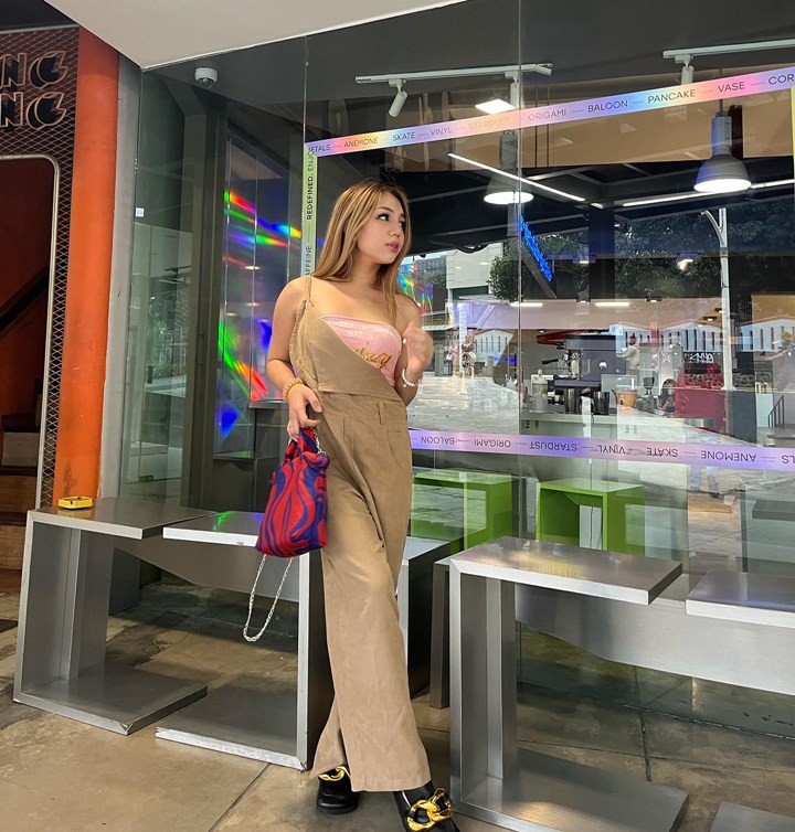 10 Potret Fashionable Una Dembler, Postingan 'Mesra' Bareng Okin Bikin ...