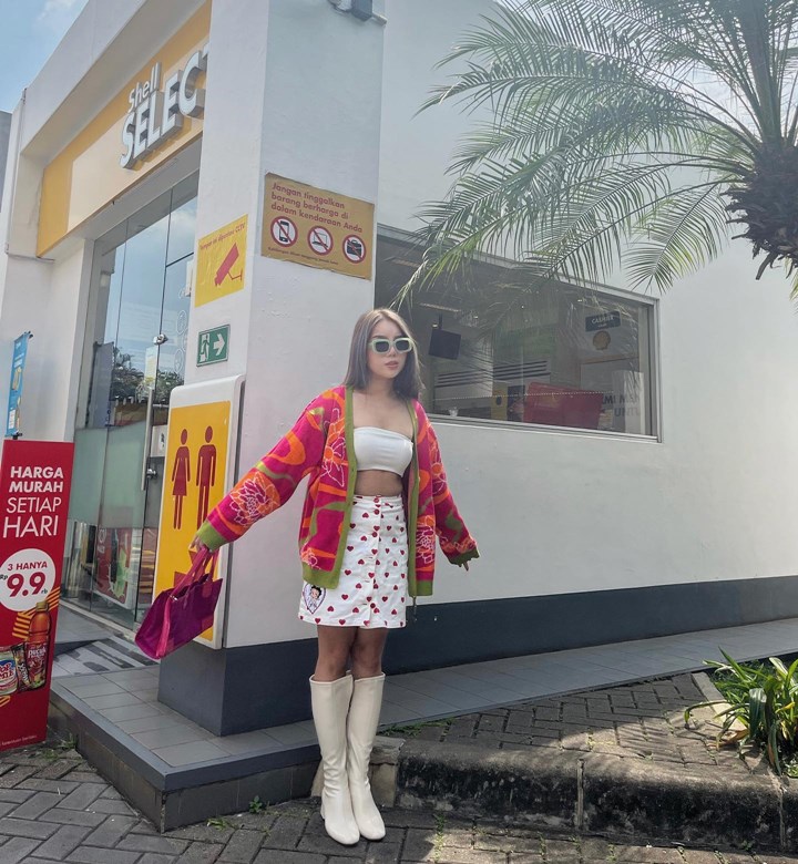 10 Potret Fashionable Una Dembler, Postingan 'Mesra' Bareng Okin Bikin ...