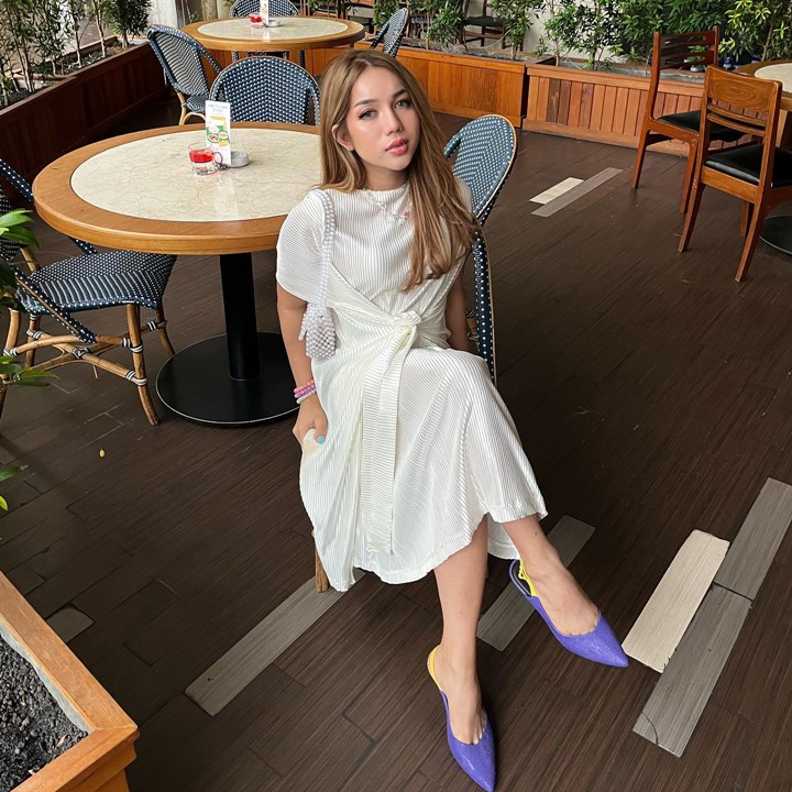 10 Potret Fashionable Una Dembler, Postingan 'Mesra' Bareng Okin Bikin ...