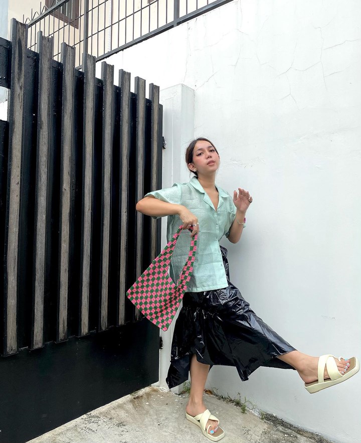 10 Potret Fashionable Una Dembler, Postingan 'Mesra' Bareng Okin Bikin ...