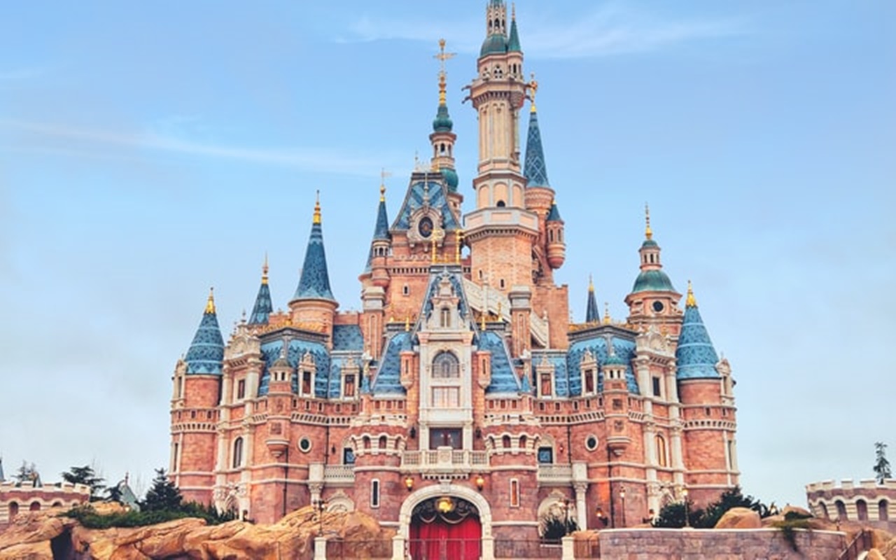 Terbangkan Tamu ke 12 Taman Hiburannya, Paket Wisata 'Sultan' Disney ...