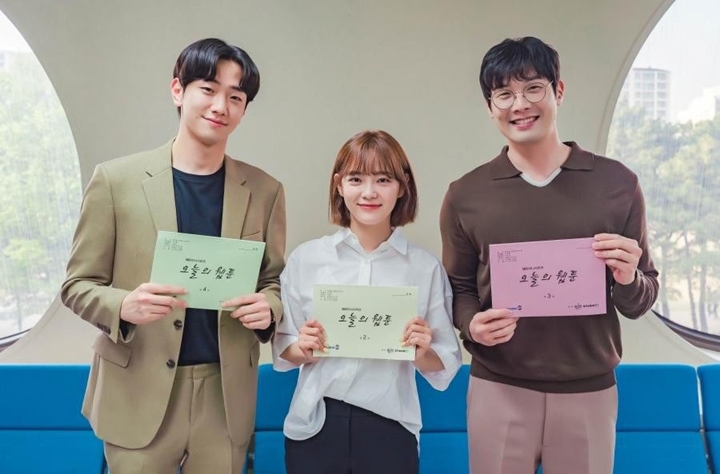 Diapit 2 Aktor Ganteng, Tinggi Kim Sejeong Disorot Saat Baca Naskah 'Today's Webtoon'