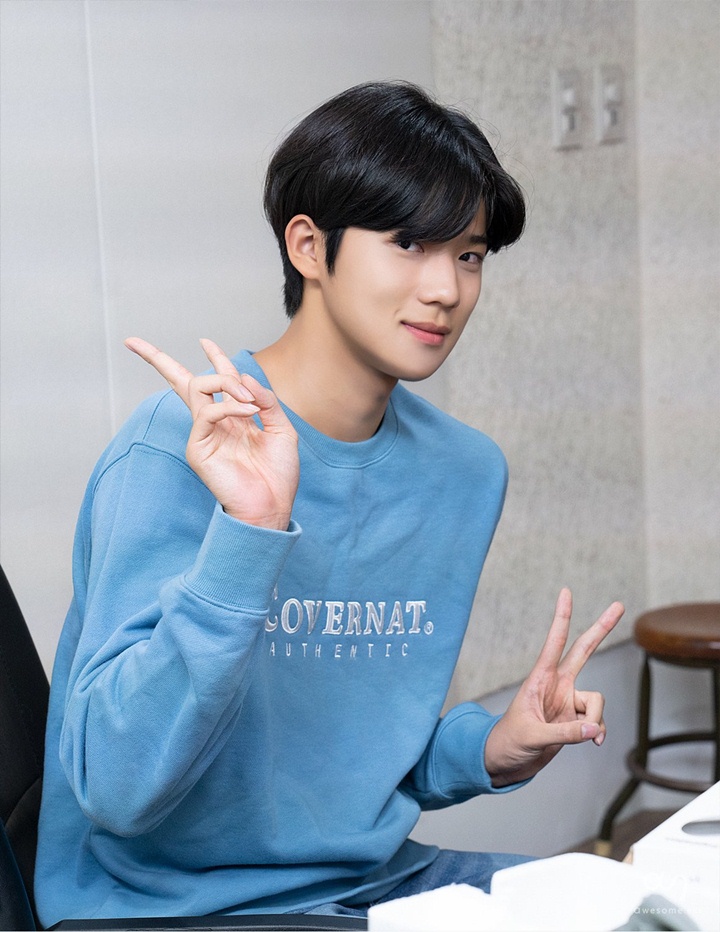 10 Pesona Moon Sang Min, Aktor Rookie Yang Diisukan 'Kencani' Han So Hee