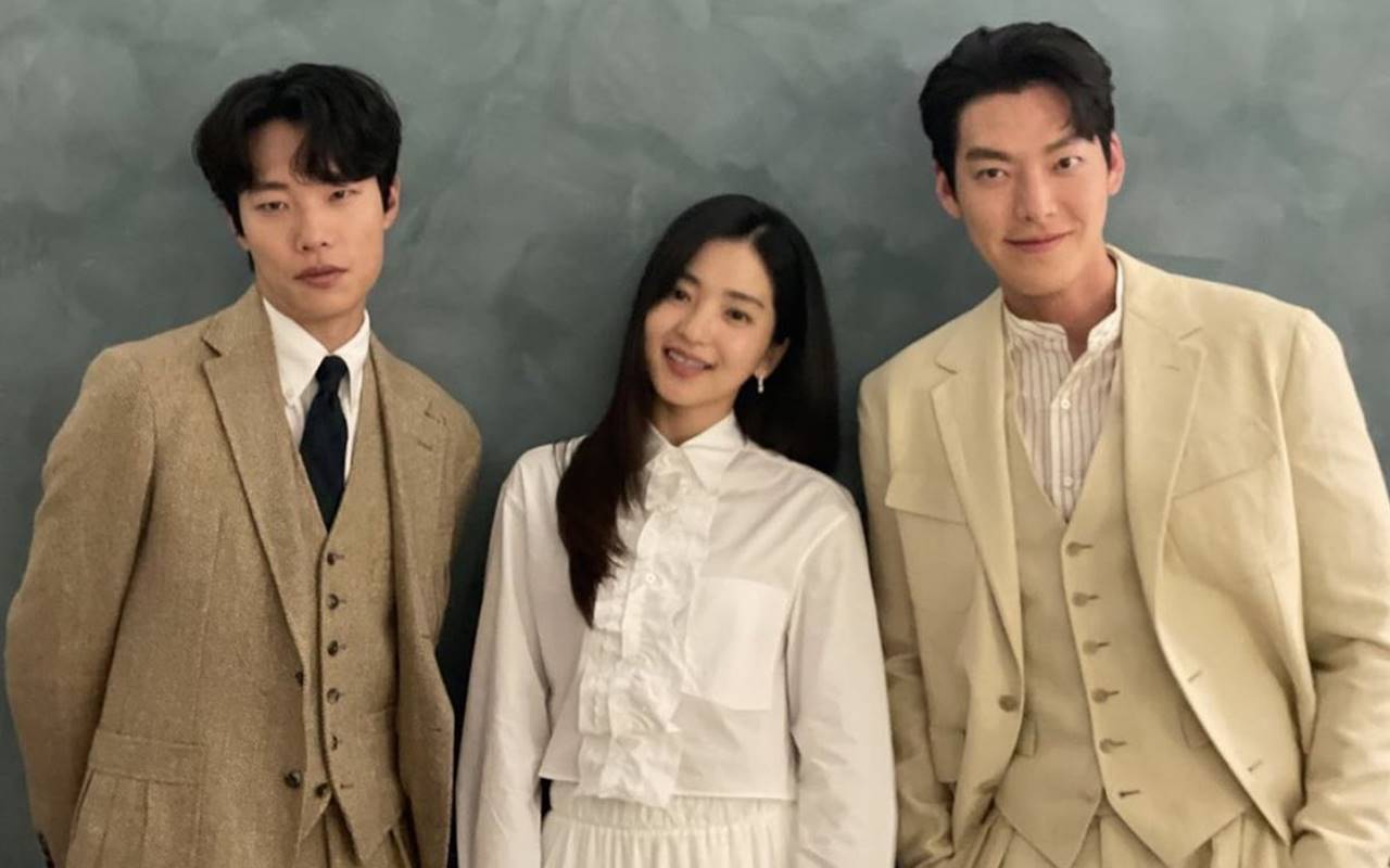 Sutradara Akui Kagum Sikap Kim Tae Ri-Ryu Jun Yeol ke Kim Woo Bin di ...