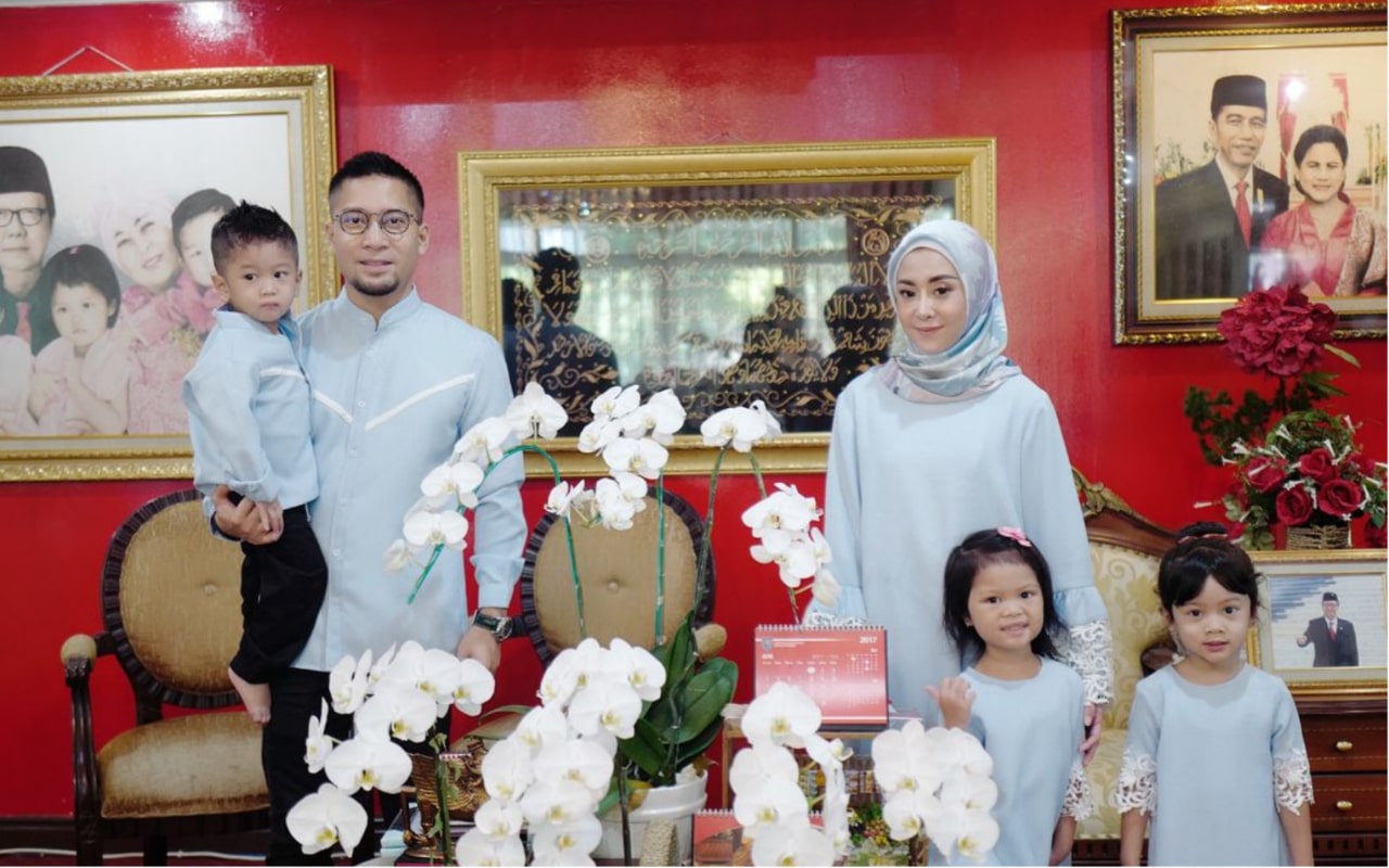 Couple Goals, 10 Potret Mesra Aktor Detri Warmanto dan Karunia ...