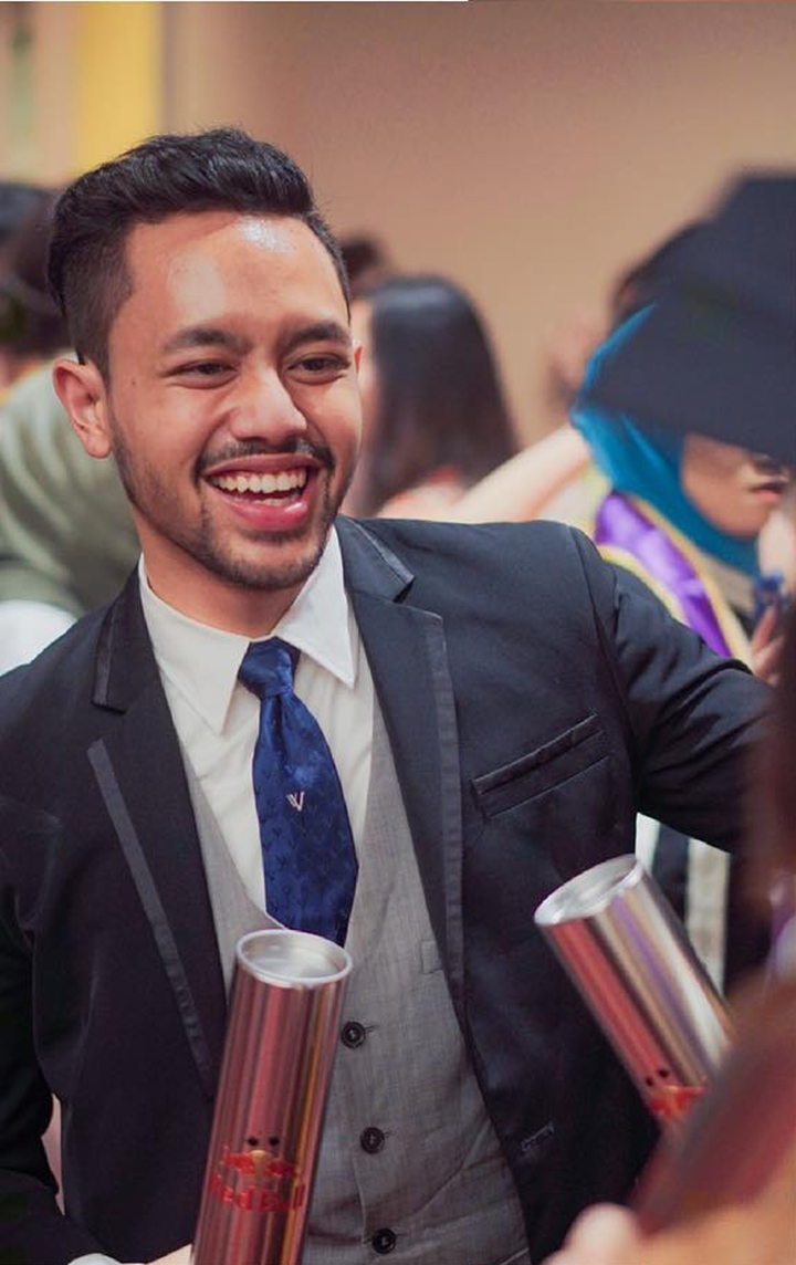 'Mantan Pacar' Arawinda Kirana, 10 Potret Bukie Mansyur Pamer Senyum Manis