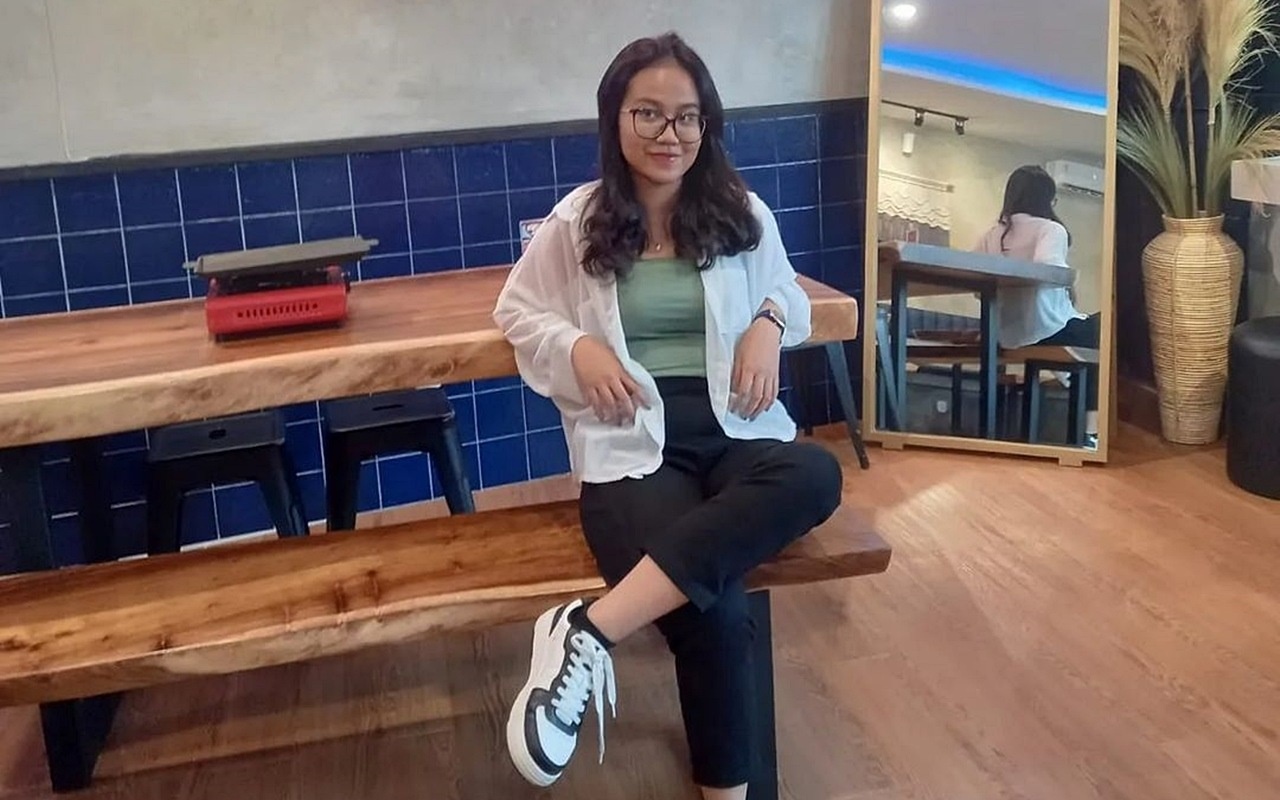 Mayang Putri Doddy Sudrajat Tempel Foto Sosok Lain di Gitarnya Saat ...