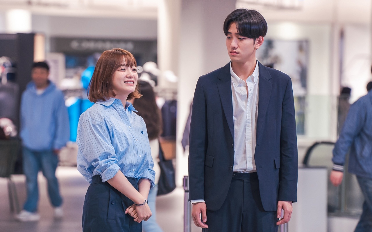 Kim Sejeong Akui Senyum Tanpa Sadar Saat Bareng Nam Yoon Su di Lokasi 'Today's Webtoon'