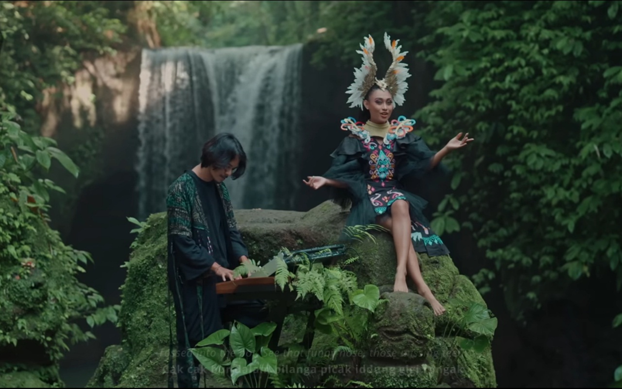 10 Potret Nyentrik Novia Bachmid, Kembali Digaet Alffy Rev Untuk ...