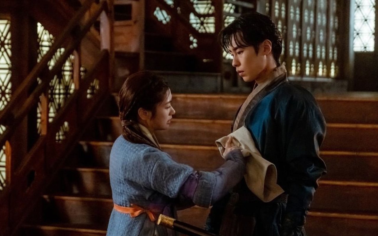 Boyfriend Material, Tatapan Maut Lee Jae Wook Auto Bikin Jung So Min Salting di 'Alchemy of Souls'