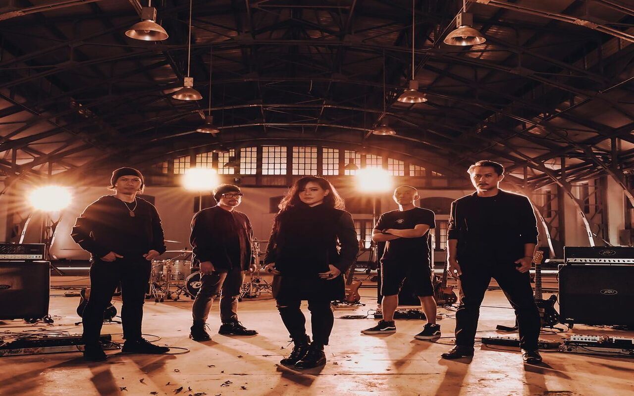 Kikan Resmi Comeback, MV Terbaru Cokelat 'Bendera' Pecah!