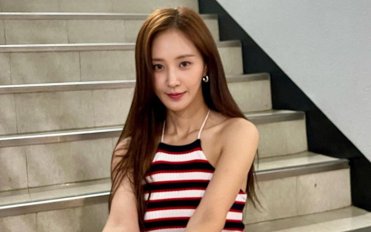 Yuri SNSD Abadikan Momen 'SMTOWN Live 2022', Visual 'Bermuda Line' Curi Fokus