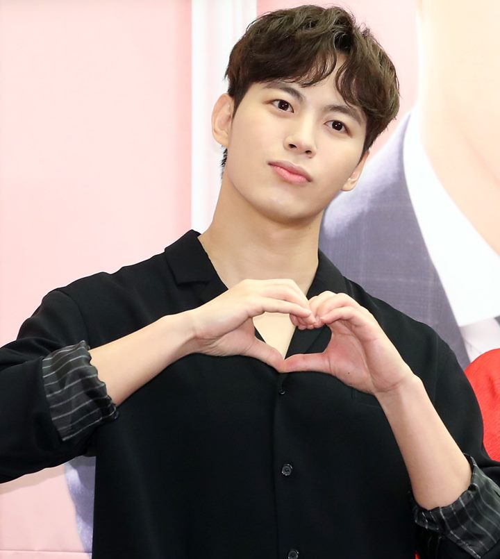 Selain Karina Aespa, 9 Idol Ini Ternyata Juga Fans Berat Penyanyi Lain