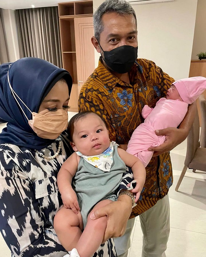 Baby Mikaila dan Baby Izz