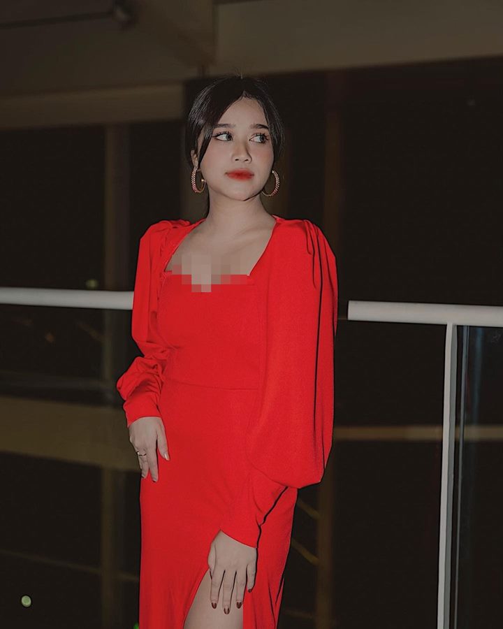 Glamor dengan Gaun Merah