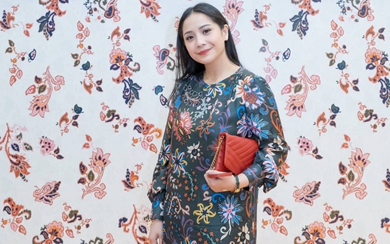 Nagita Slavina Trendy Pakai Baju 'Tikar Plastik', Harga Bikin Haters Auto Mingkem