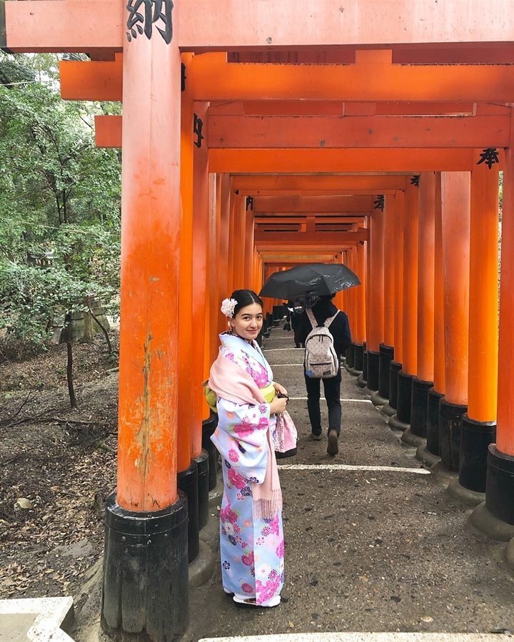 Secantik Raline Shah, Intip 8 Pesona Parisa Shams Sang Keponakan