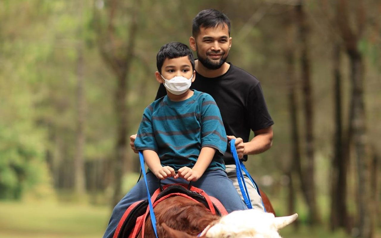 Keisengan Adam Putra Pertama Teuku Wisnu Bikin Momen Ini Amburadul?