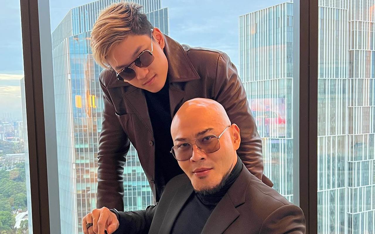 Deddy Corbuzier dan Azka Sang Putra Pamer Badan Six Pack Bareng Kopassus